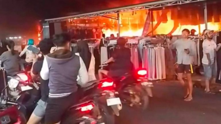 Warung Pakaian dan RM Ayam Penyet di Tanjung Morawa Terbakar